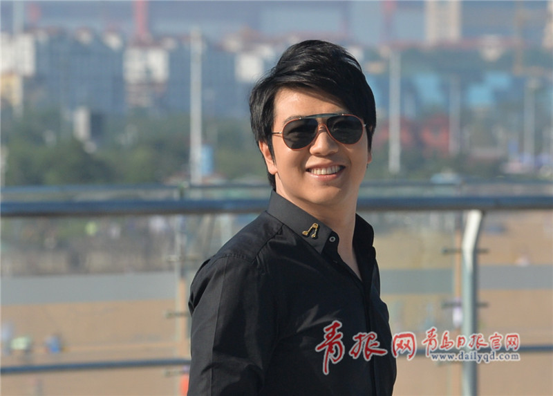 郎朗现身金沙滩啤酒城，与百名师生同奏世界名曲 青报网-青岛日报官网